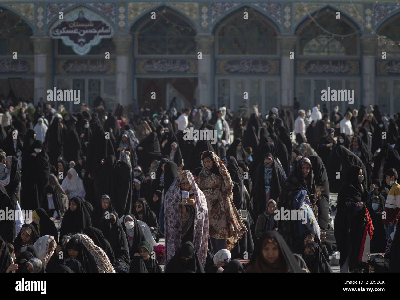 Eine schiitische muslimische Frau betet nach der Eid-al-Fitr-Massengebetszeremonie in Qom, 145 ...