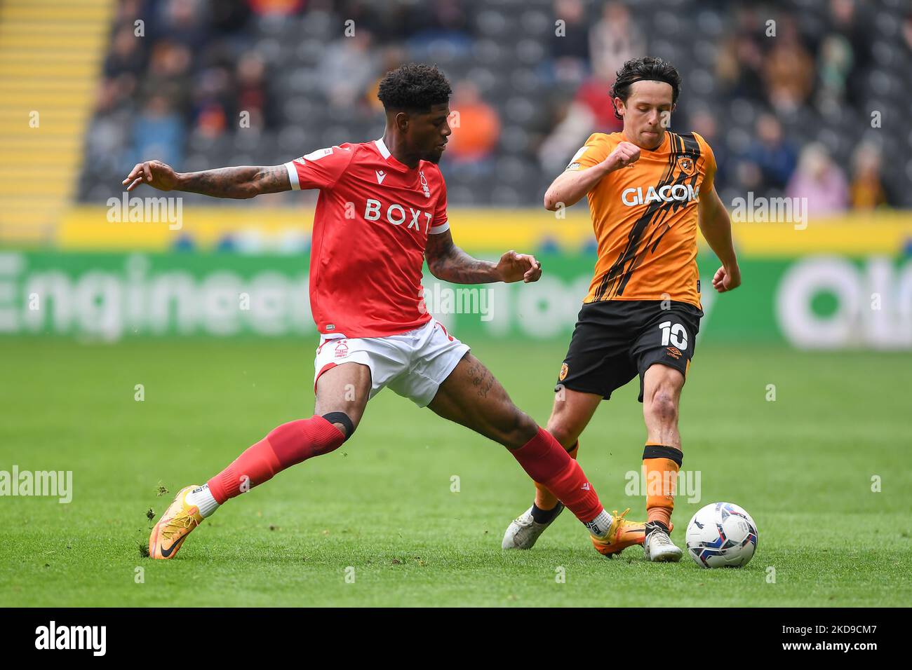 Jonathan Panzo von Nottingham Forest kämpft mit George Honeyman von ...