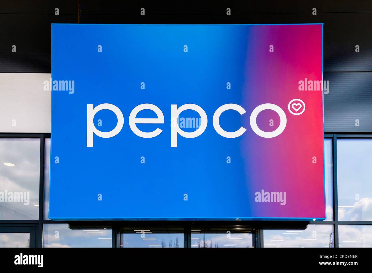 Das Pepco-Logo ist am 23. April 2022 im Pepco-Discounter in Andrychow ...
