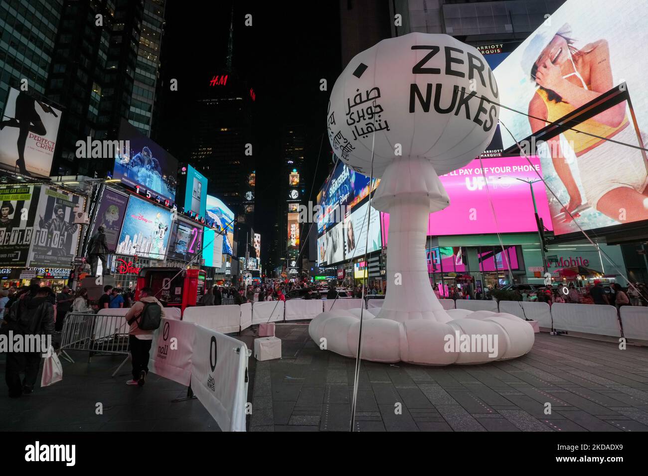 Blick Auf Pedro Reyes Kunstinstallation Zero Nukes In Times Square Am