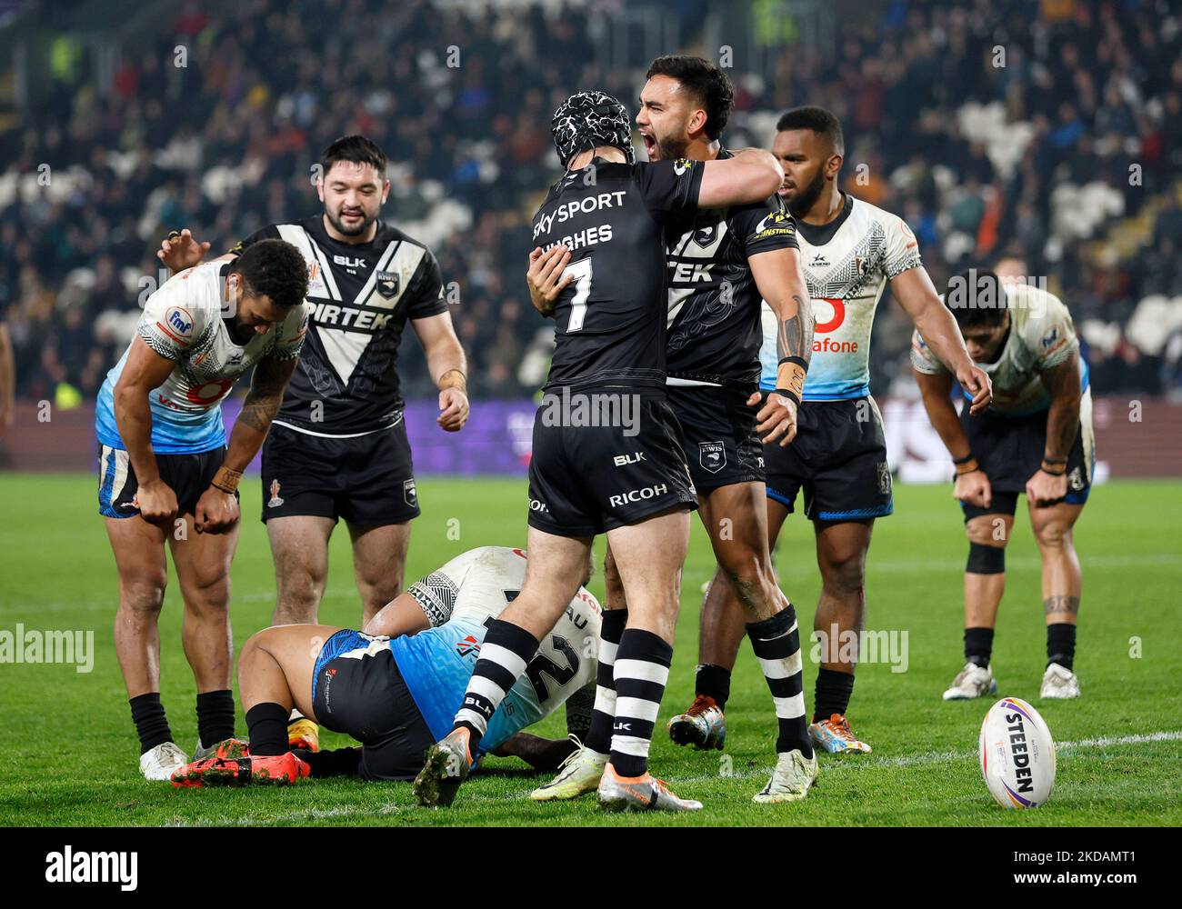 Der neuseeländische Brite Nikora wird nach seinem Tor beim Rugby League ...