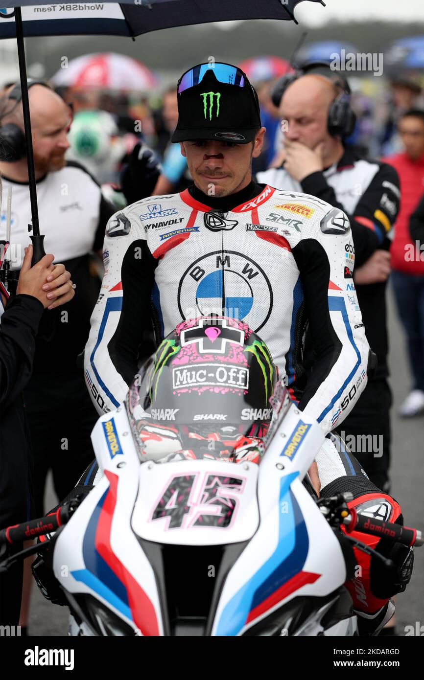 Der Brite Scott Redding vom BMW Motorrad WorldSBK Team blickt am 22 ...