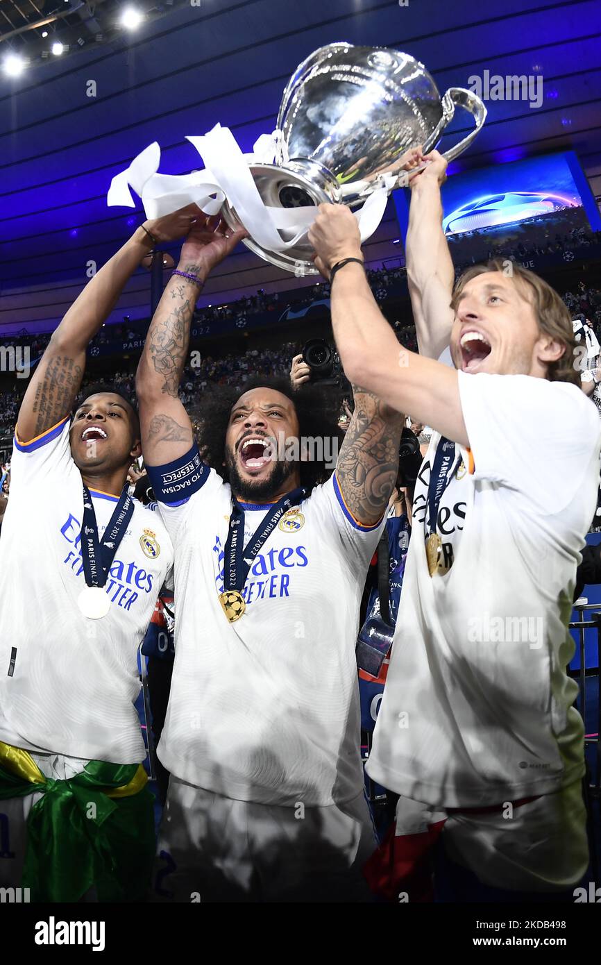 Rodrygo, Marcelo, Luka Modric von Real Madrid heben die Trophäe an ...