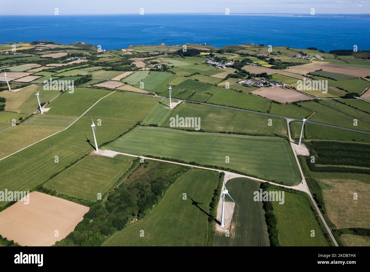 Ein Windpark mit 8 Windturbinen in der Nähe der Stadt Goulien in der ...