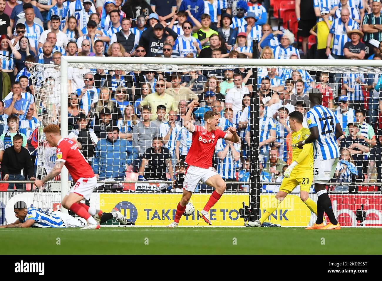 Ryan Yates von Nottingham Forest feiert, nachdem Levi Colwill von ...