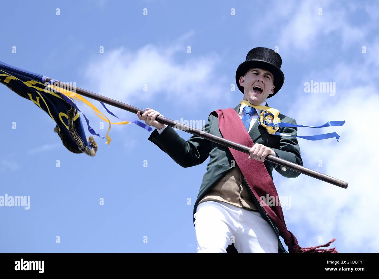 Hawick Cornet 2022, Greig Middlemass winkt das Banner Blue vom Dach der ...