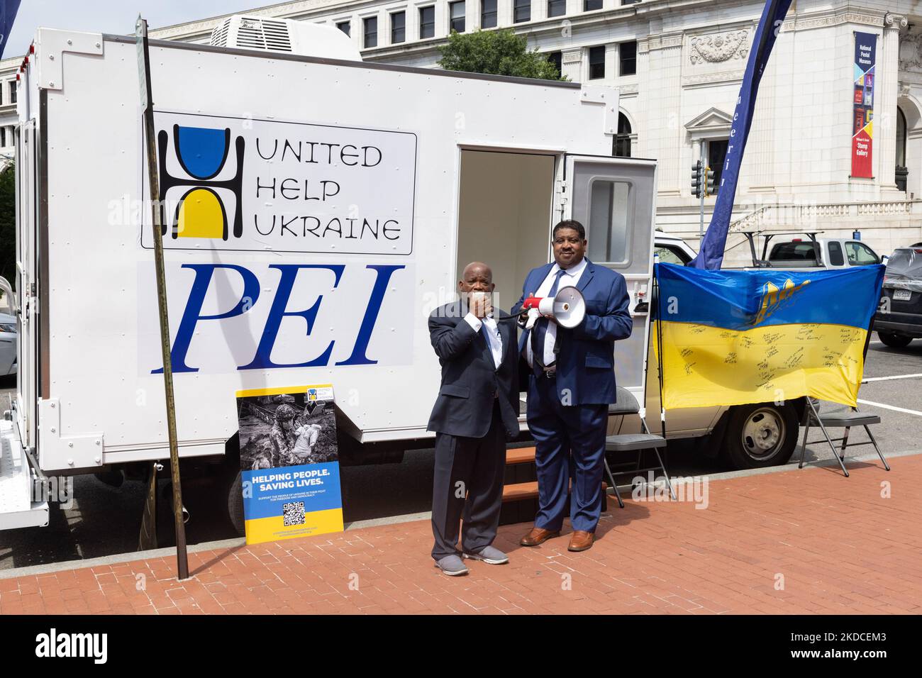 Beamte von United Help Ukraine und Pacific Engineering Inc. Halten am ...