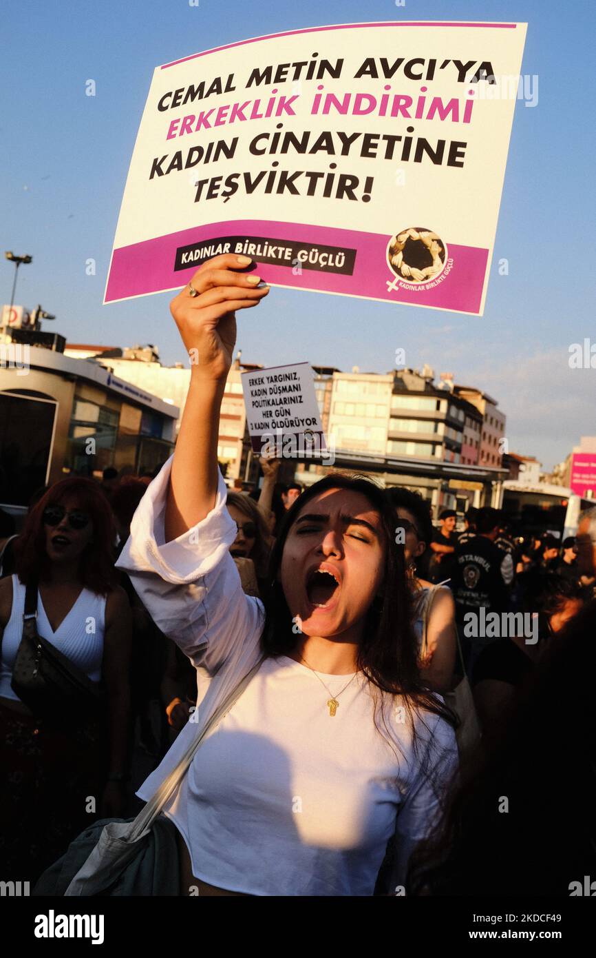 Frauen nehmen an einer Demonstration gegen die am 21. Juni 2022 gegen ...