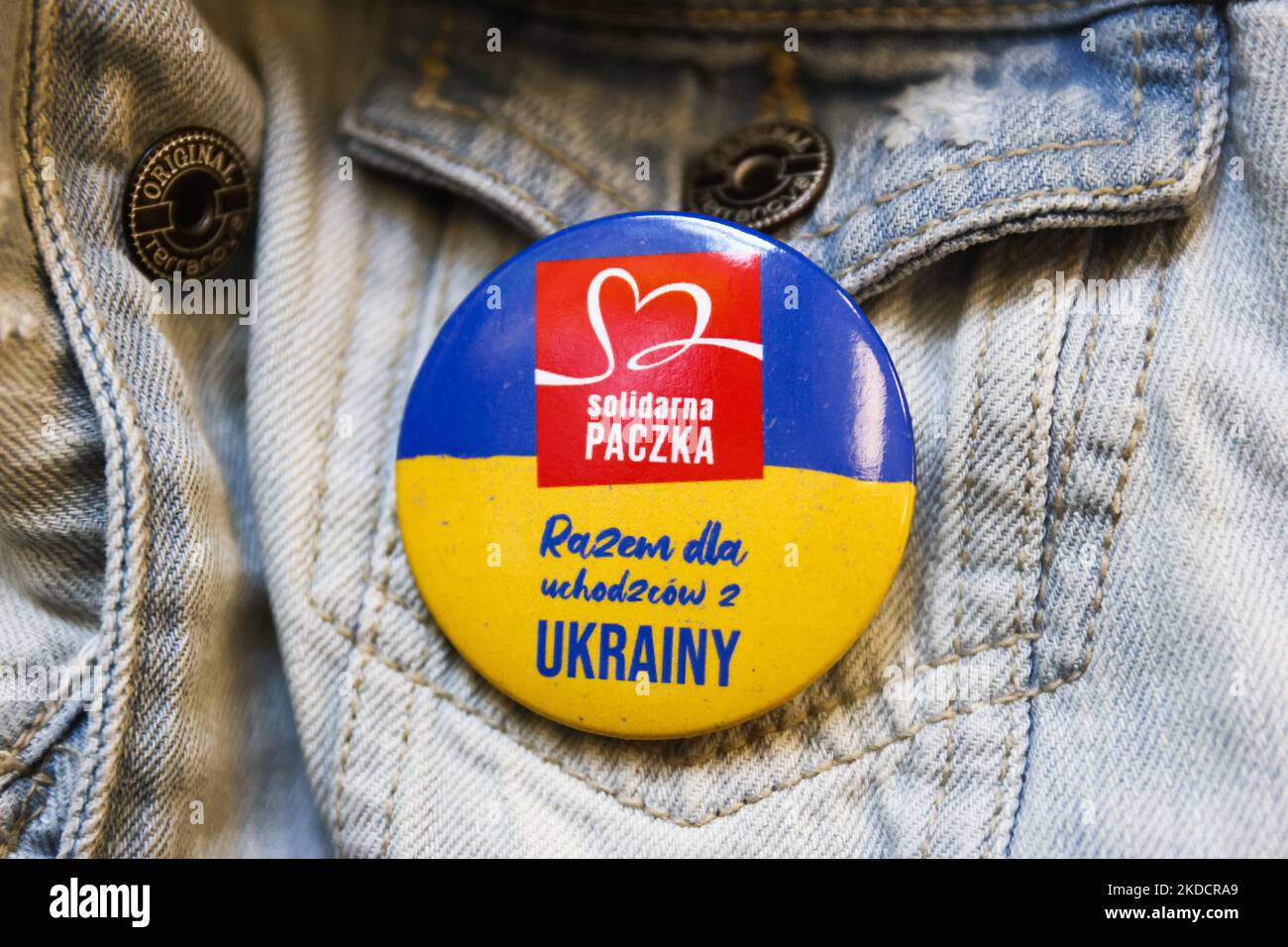 Eine Nadel mit Solidarna Paczka Logo. Krakau, Polen, am 25.. Juni 2022 ...