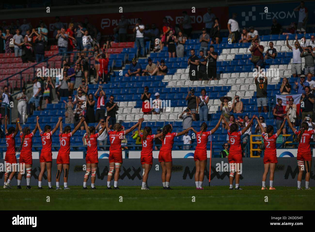 Die Mitglieder des polnischen Rugby-Sevens-Nationalteams feiern mit ...