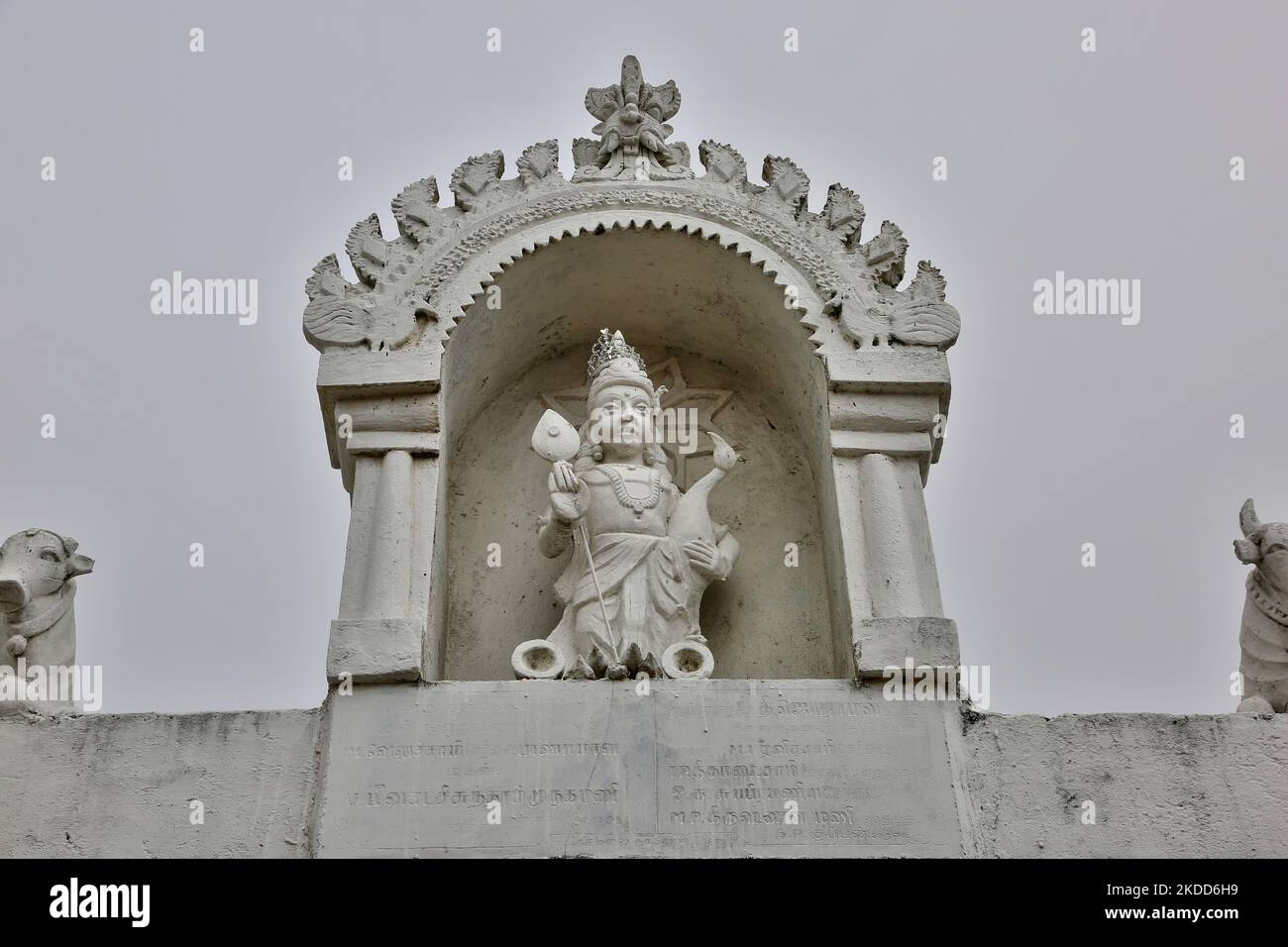 Figur von Lord Murgan über dem Eingang zum Kuzhanthai Velappar Tempel ...