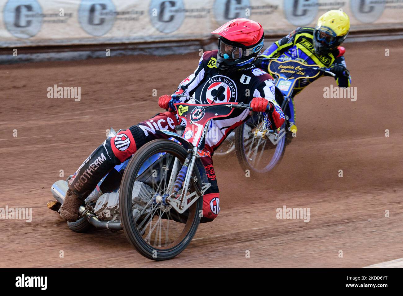 Matej Zagar (Rot) führt Kyle Howarth (Gelb) während des SGB Premiership ...