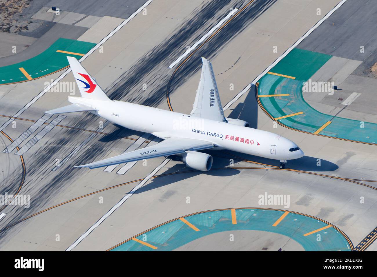 China Eastern Cargo Boeing 777F Flugzeug rollt. Aircraft 777 Frachter-Modell für den ...