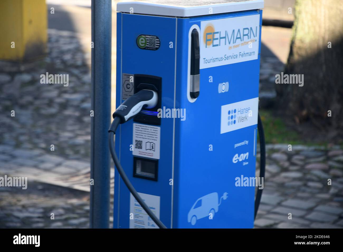Burg/Fehmran/Deutschland/05. November 2022/ Elektroautos laden an der ...