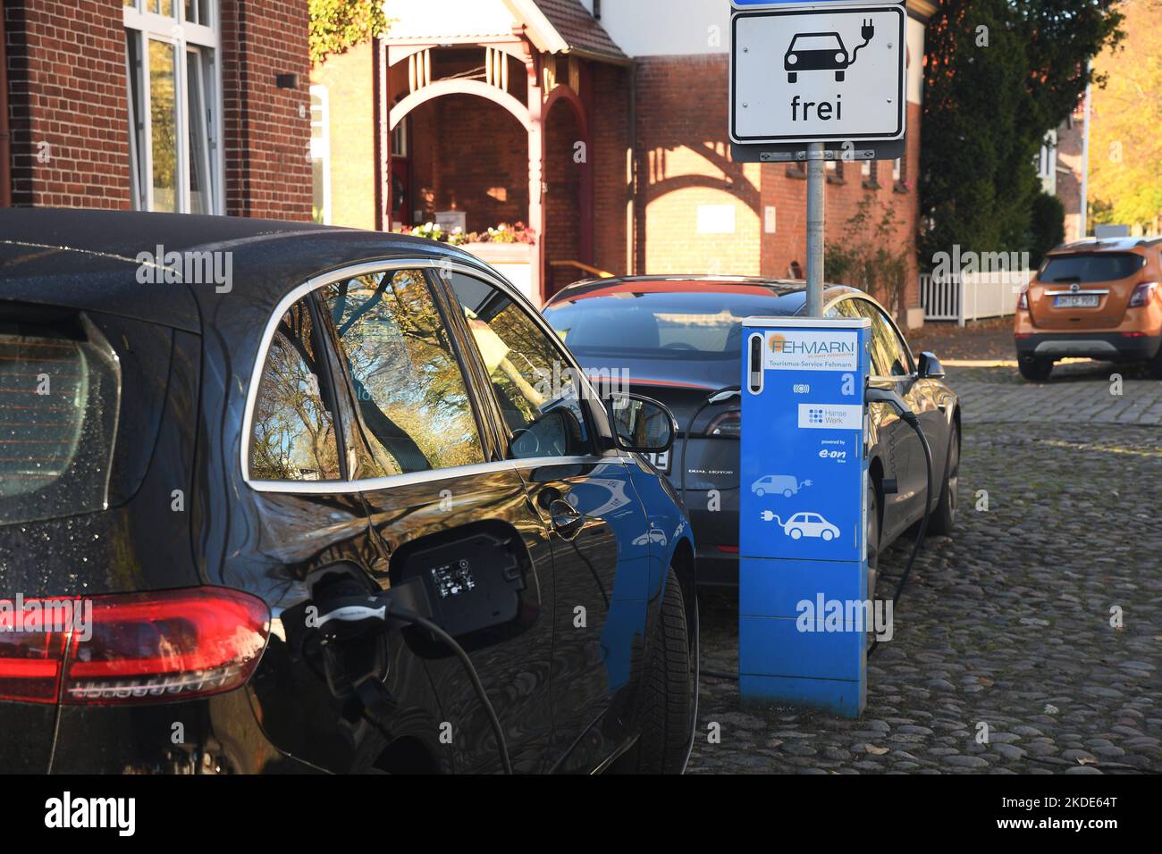 Burg/Fehmran/Deutschland/05. November 2022/ Elektroautos laden an der ...