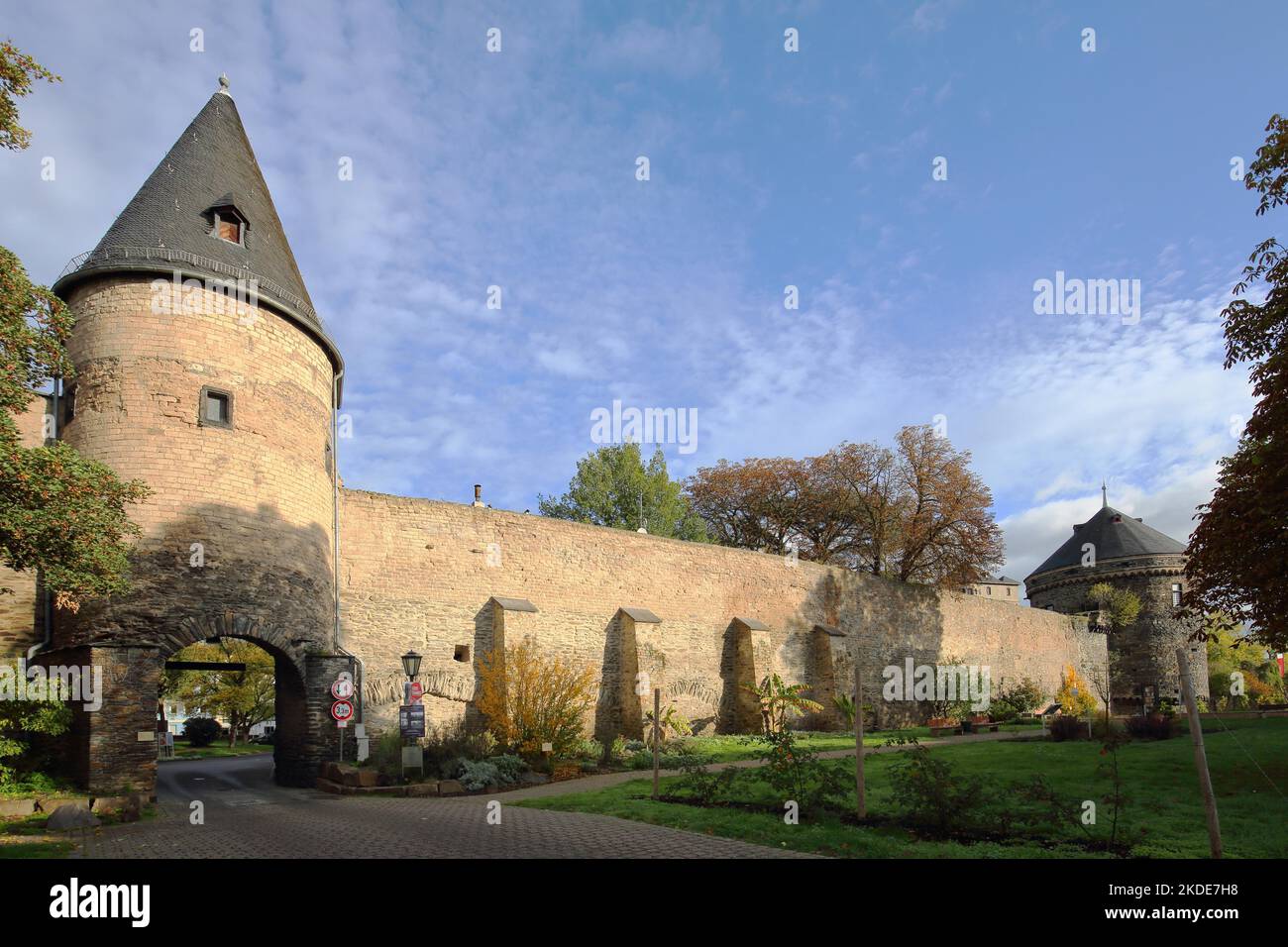 Historischer Ottenturm mit Stadtbefestigung und Pulverturm, Wehrturm ... Historischer Ottenturm mit Stadtbefestigung und Pulverturm, Wehrturm ...