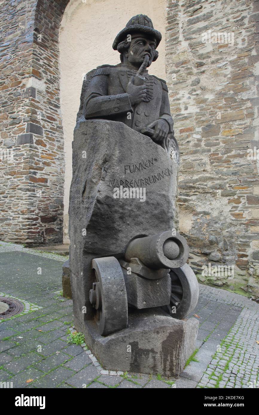 Funkennarrenbrunnen mit Kanone zum Gedenken und Denkmal zum ... Funkennarrenbrunnen mit Kanone zum Gedenken und Denkmal zum ...