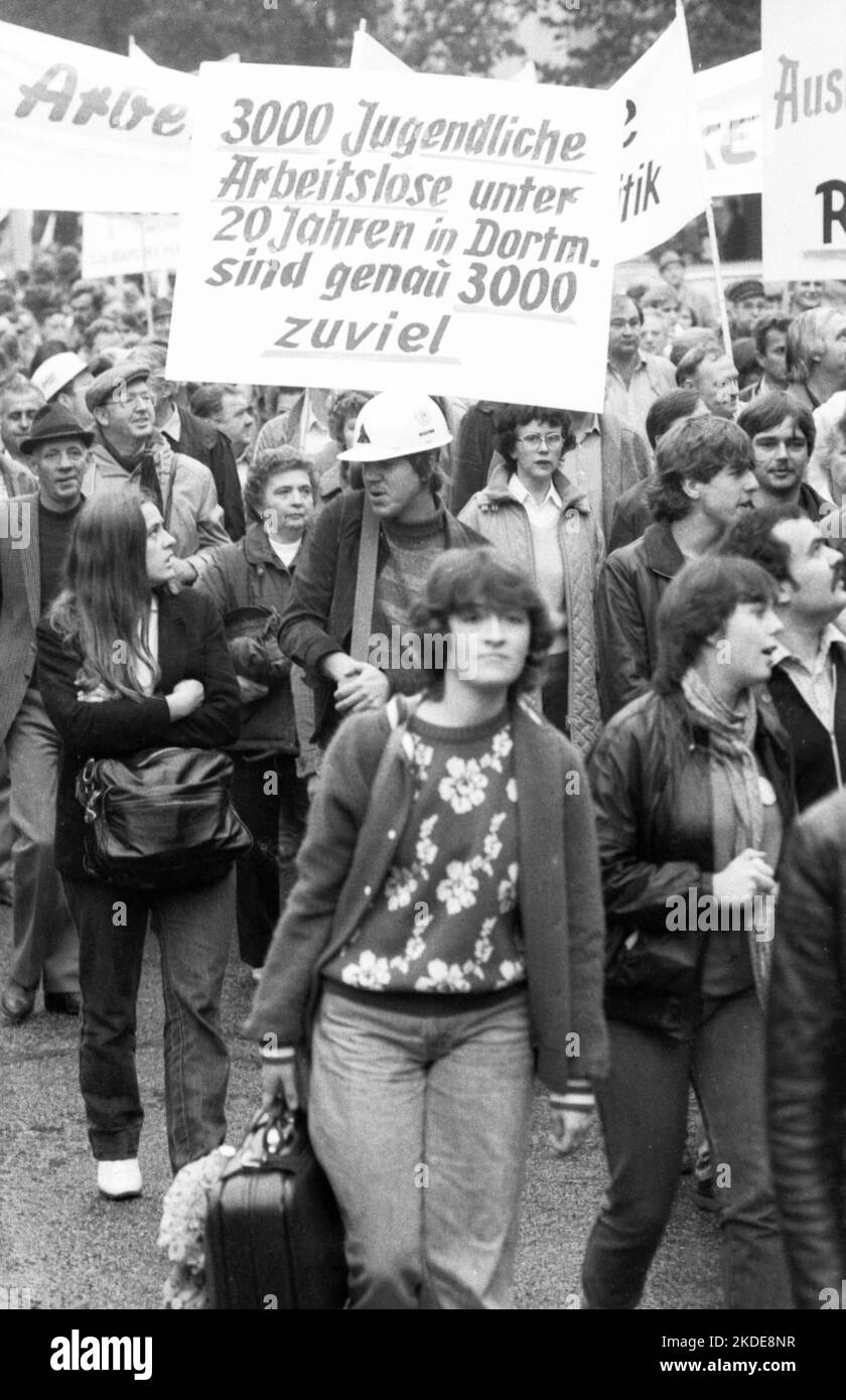Alle einzelnen Gewerkschaften im DGB demonstrierten 1982 gemeinsam mit ...