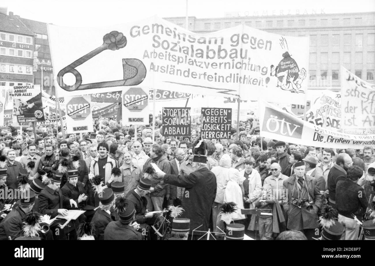 Alle einzelnen Gewerkschaften im DGB demonstrierten 1982 gemeinsam mit rund 50, 000 Teilnehmern ...