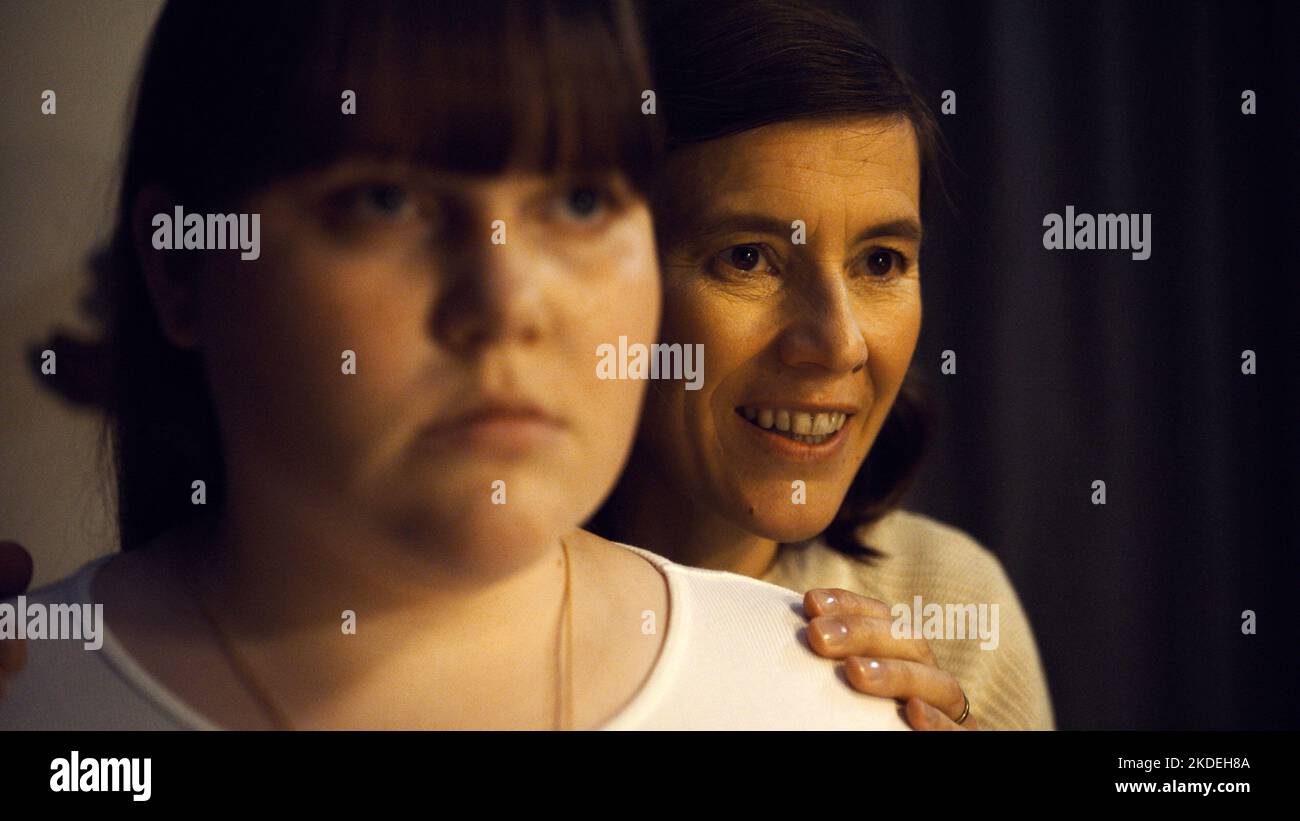 PIA HIERZEGGER und NINA KATLEIN beim FAMILIENESSEN (2022), Regie: PETER ...