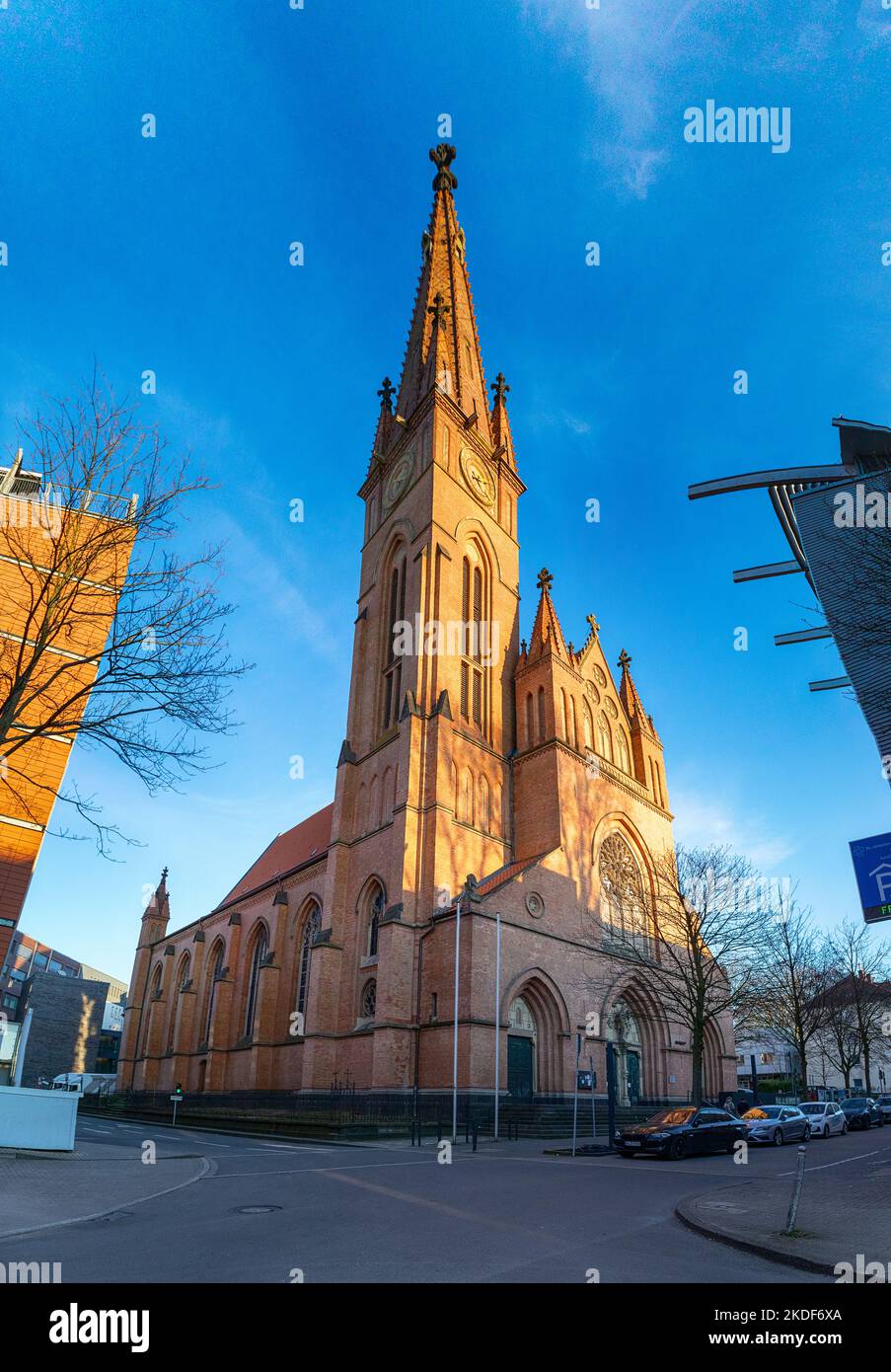 Eine alte deutsche Kirche steht im Klinikumviertel von Dortmund. Foto ...