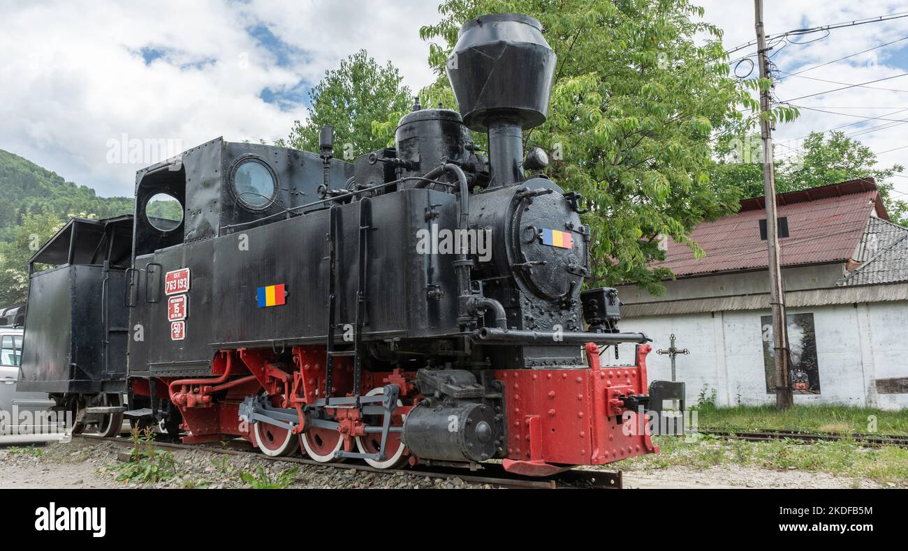 Alte Dampfeisenbahn, die entlang der Gleise schnuppert / Mocanita ...