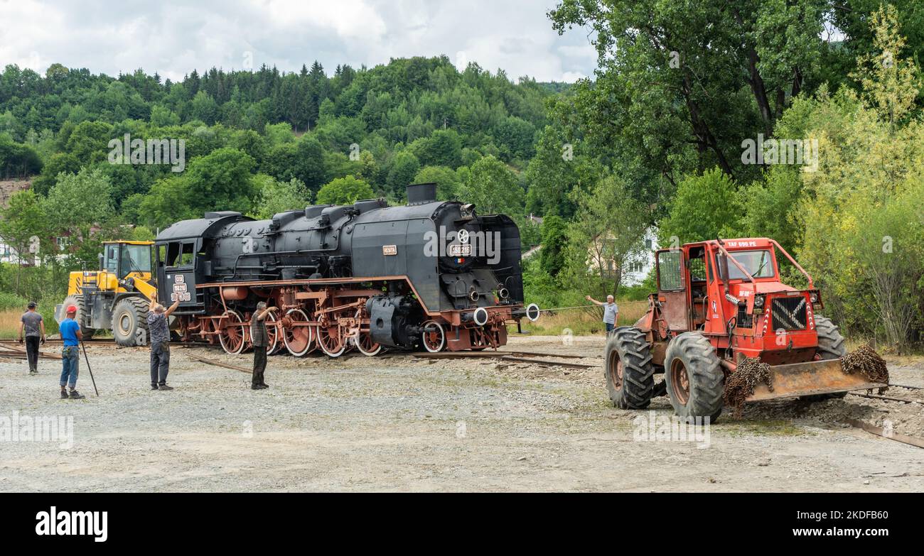 Alte Dampfeisenbahn, die entlang der Gleise schnuppert / Mocanita ...