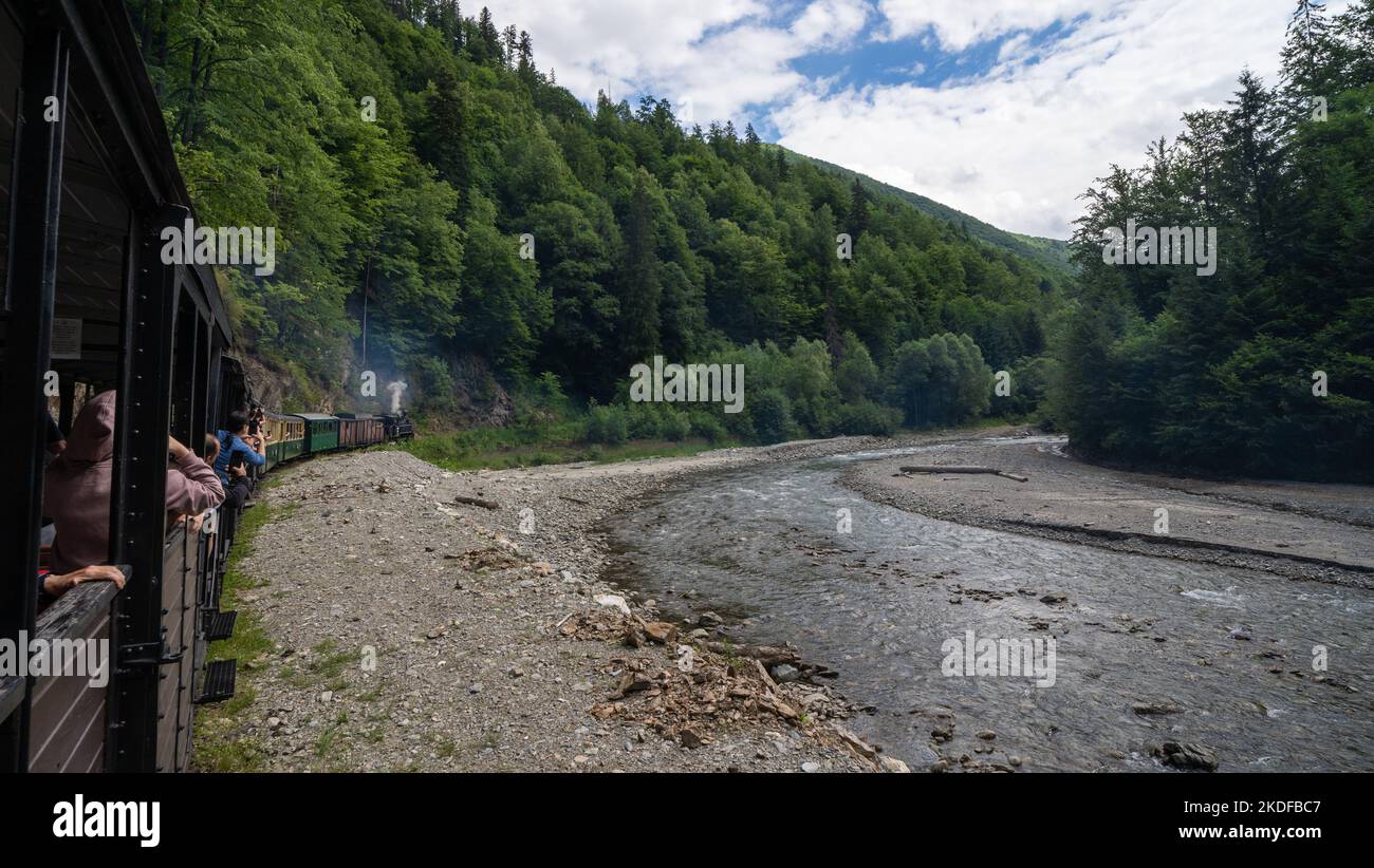 Alte Dampfeisenbahn, die entlang der Gleise schnuppert / Mocanita ...