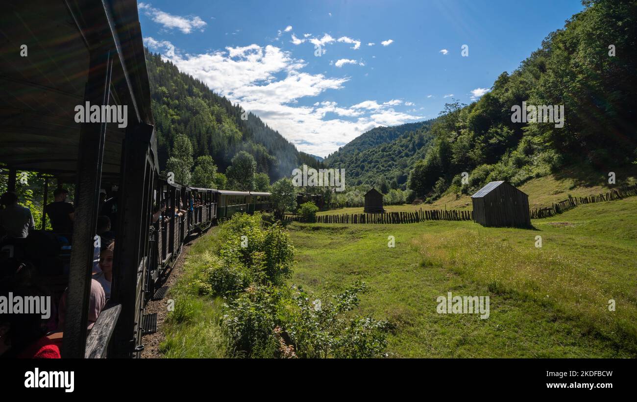 Alte Dampfeisenbahn, die entlang der Gleise schnuppert / Mocanita ...