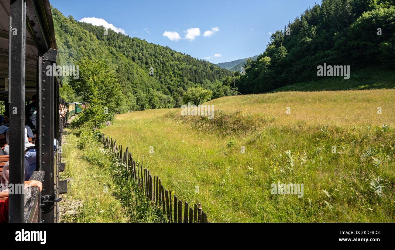 Alte Dampfeisenbahn, die entlang der Gleise schnuppert / Mocanita ...