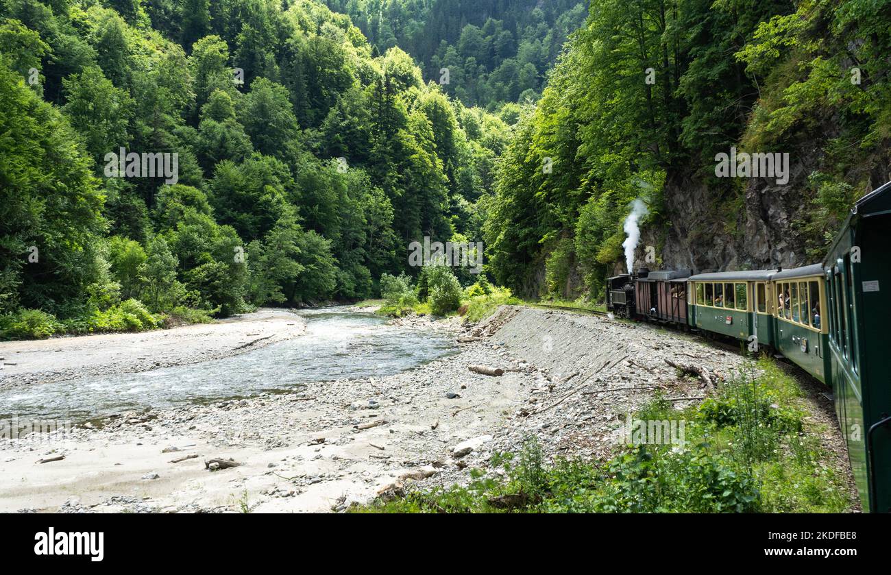 Alte Dampfeisenbahn, die entlang der Gleise schnuppert / Mocanita ...