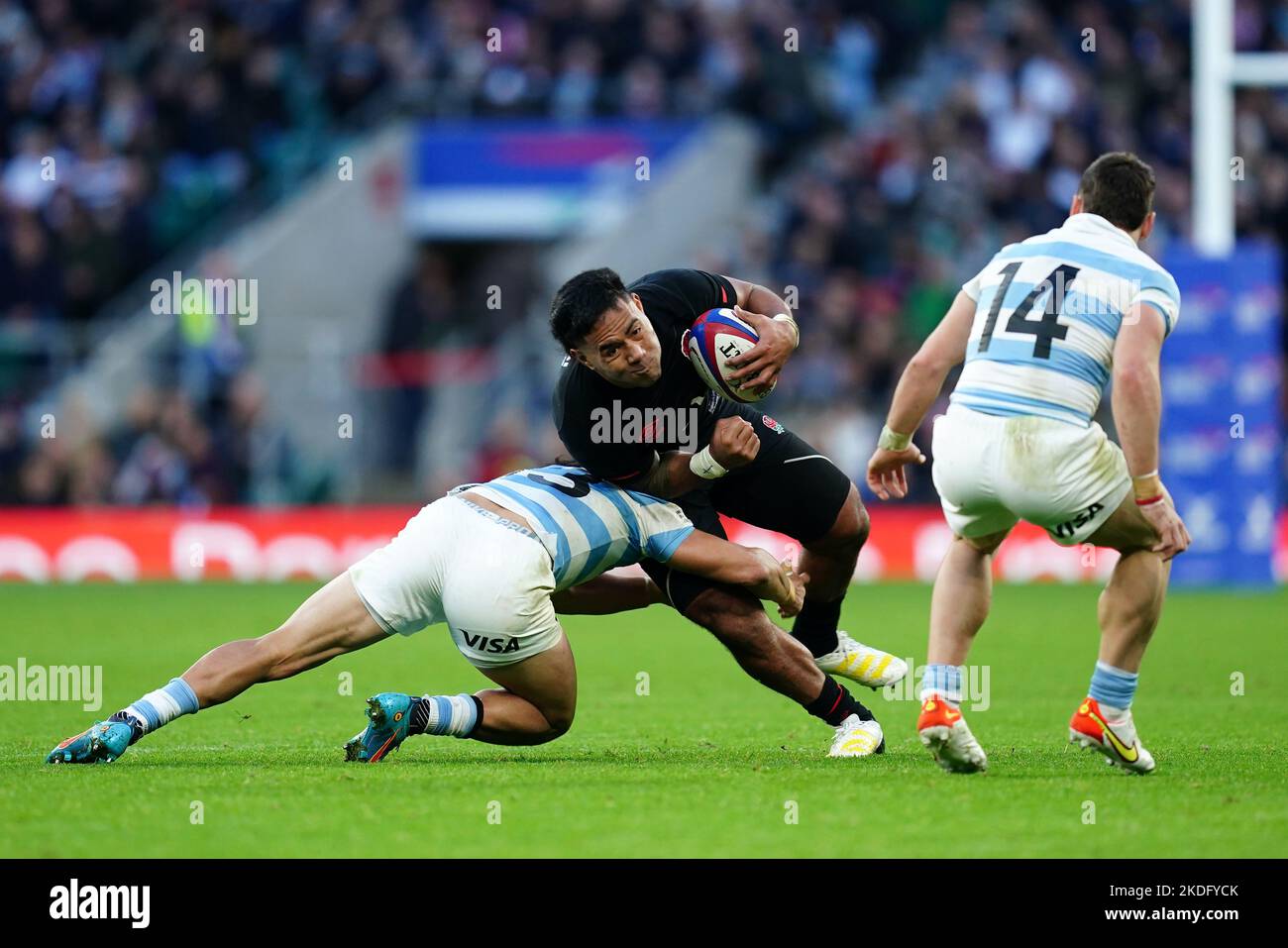 Der englische Joe Cokanasiga wurde von den Argentinier Matias Moroni ...