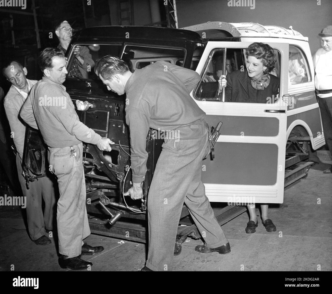 CLAIRE TREVOR am Set offen mit Studiotechnikern / Crew vor Station ...