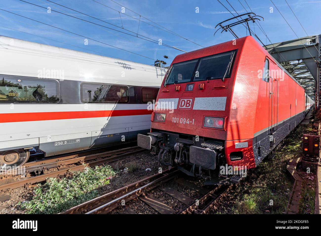DB-Intercity-Zug mit Lokomotive der Baureihe 101 auf der ...