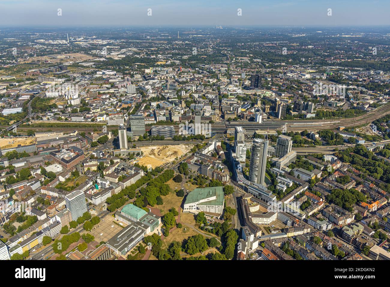 Innenstadtansicht mit hauptbahnhof und rwe turm -Fotos und ...