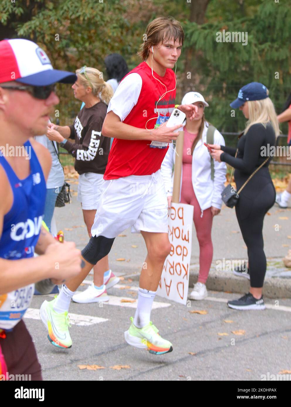 Das australische Model Jordan Barrett läuft am 6. November 2022 beim ...
