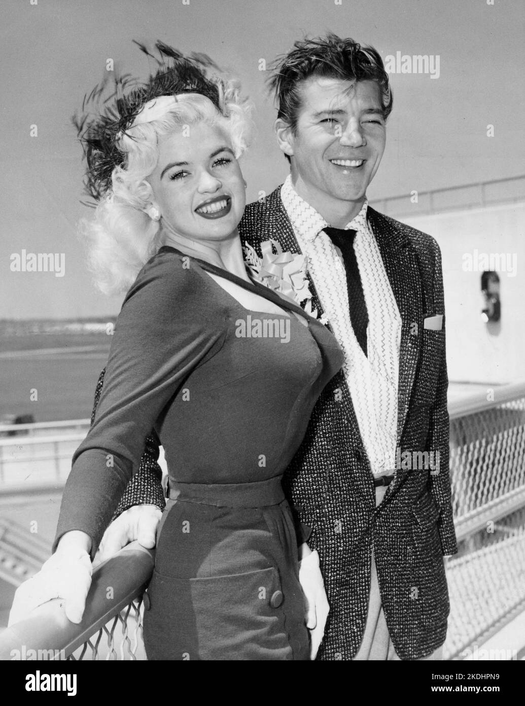 Das Brautpaar Jayne Mansfield und Mickey Hargitay steigen in ein ... Das Brautpaar Jayne Mansfield und Mickey Hargitay steigen in ein ...