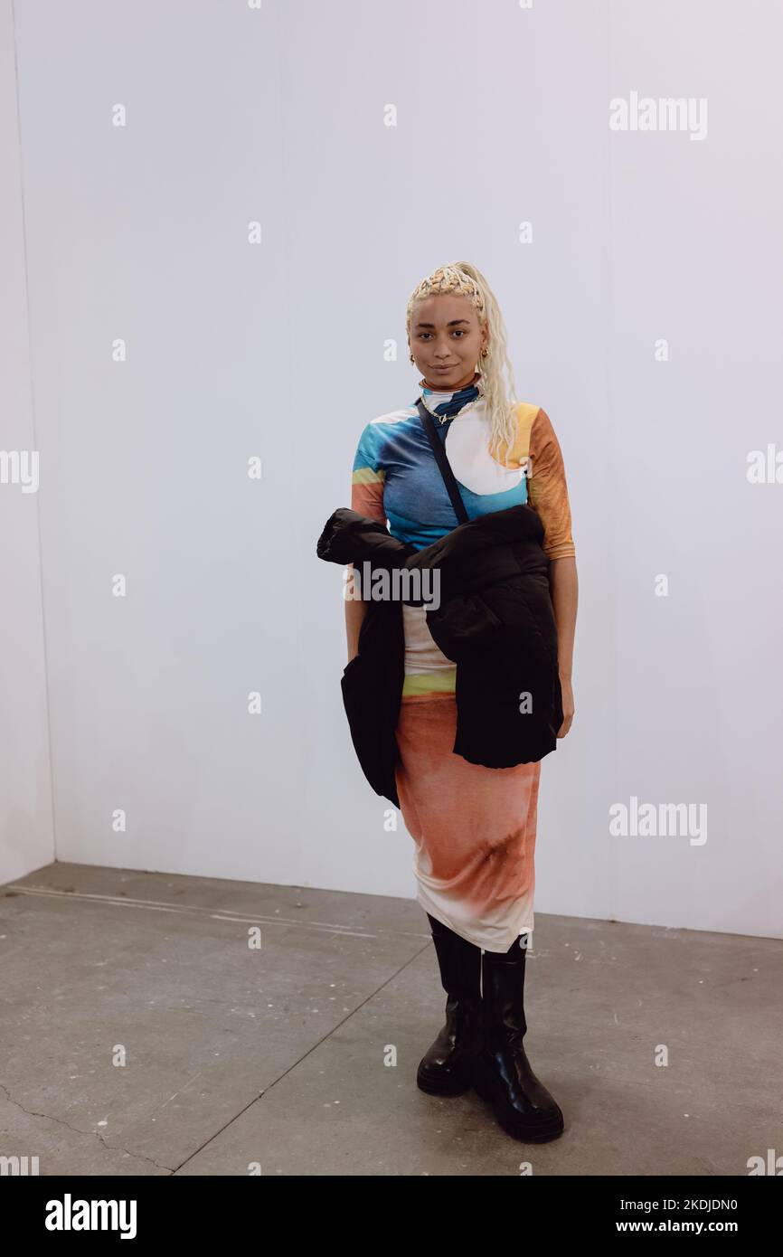 Menschen, die die kunstmesse besuchen -Fotos und -Bildmaterial in hoher ...