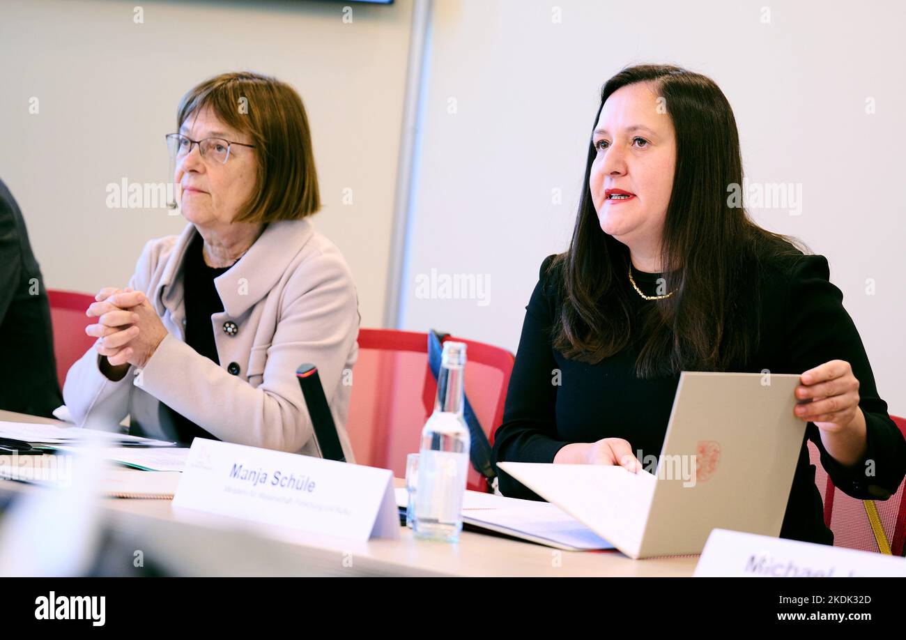 Potsdam, Deutschland. 07.. November 2022. Manja Schüle (r, SPD ...