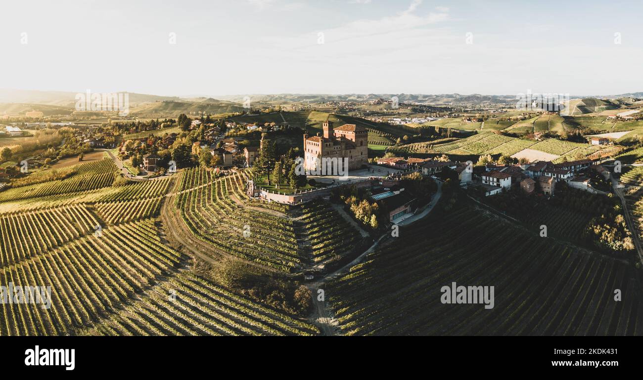 ITALIEN, PIEMONT, LANGHE CONTRYSIDE: Luftaufnahmen der Landschaft der ...