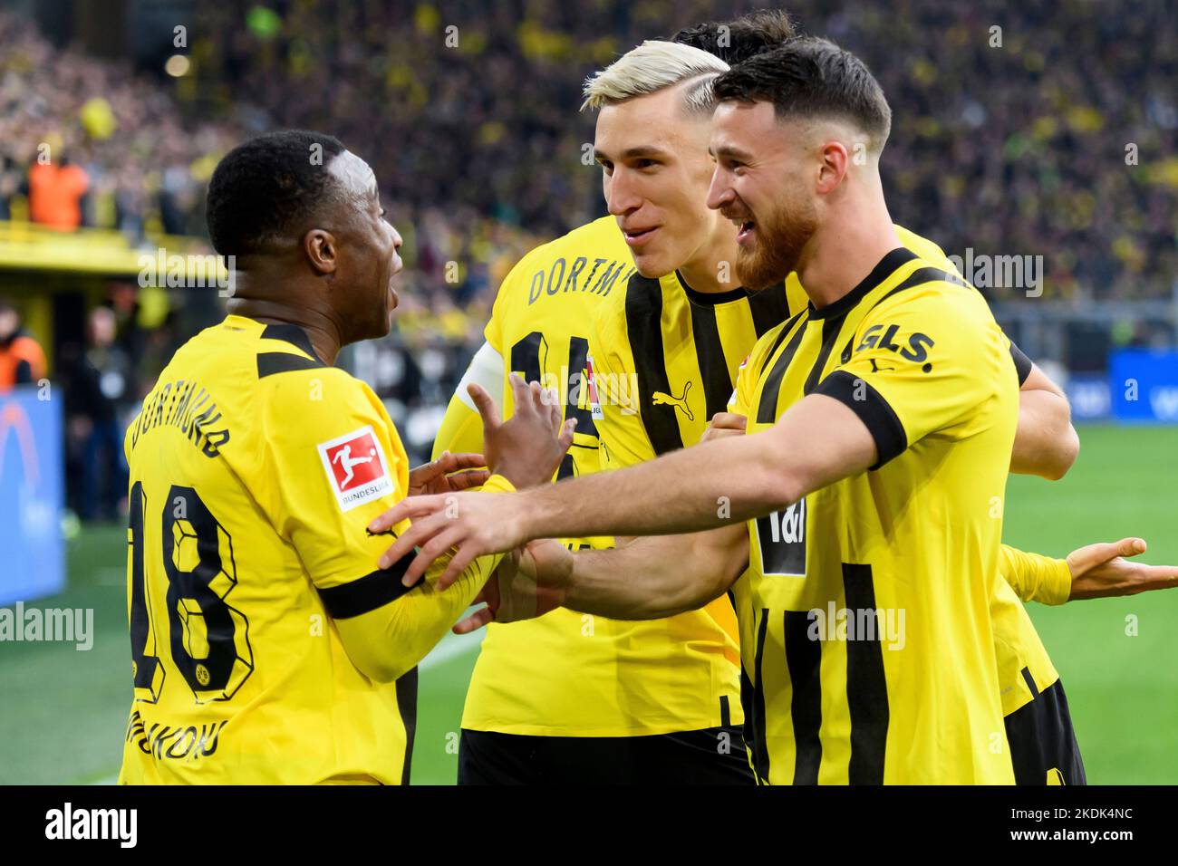 Goalschuetze Youssoufa MOUKOKO (l., DO) jubelt mit Nico SCHLOTTERBECK ...