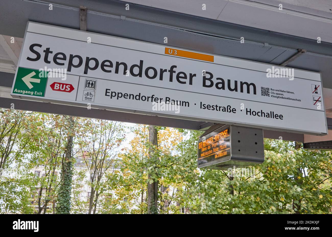 Hamburg, Deutschland. 07.. November 2022. An der U-Bahnstation Eppendorfer Baum hängt ein Schild ...