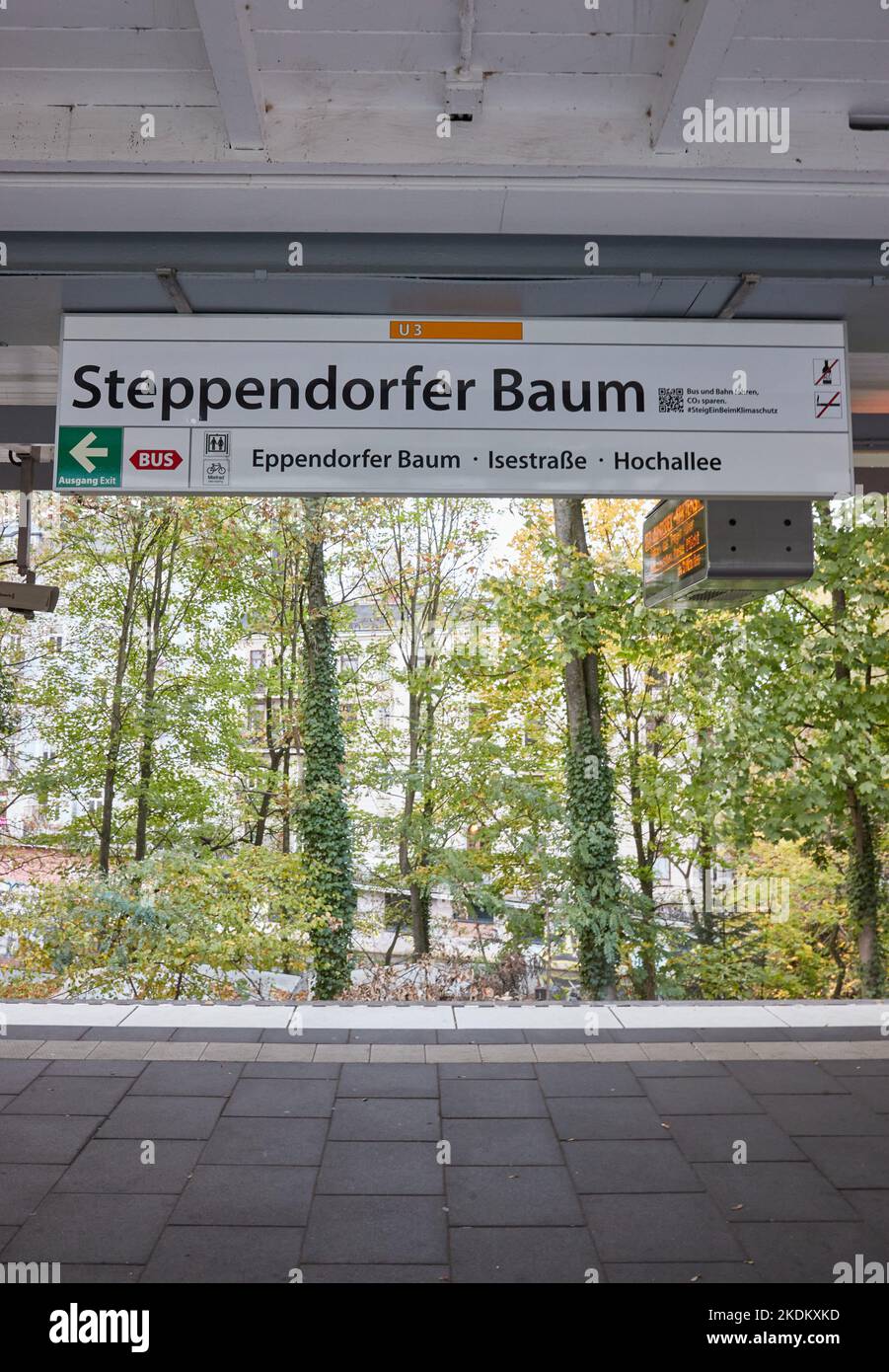 Hamburg, Deutschland. 07.. November 2022. An der U-Bahnstation Eppendorfer Baum hängt ein Schild ...