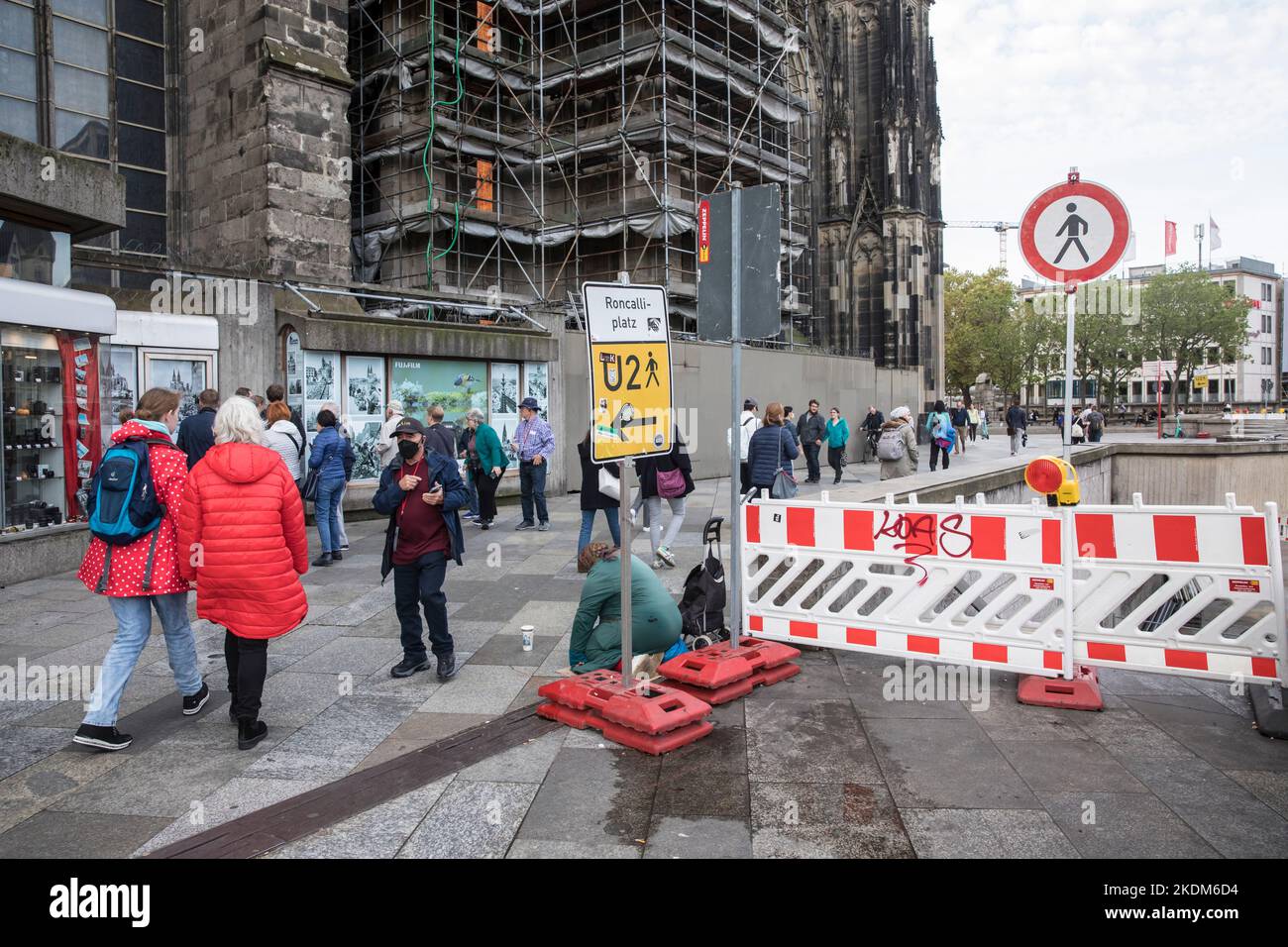 Baustelle mit Schranken an der Nordseite des Doms, Köln, Deutschland. 28. Oktober 2022 ...