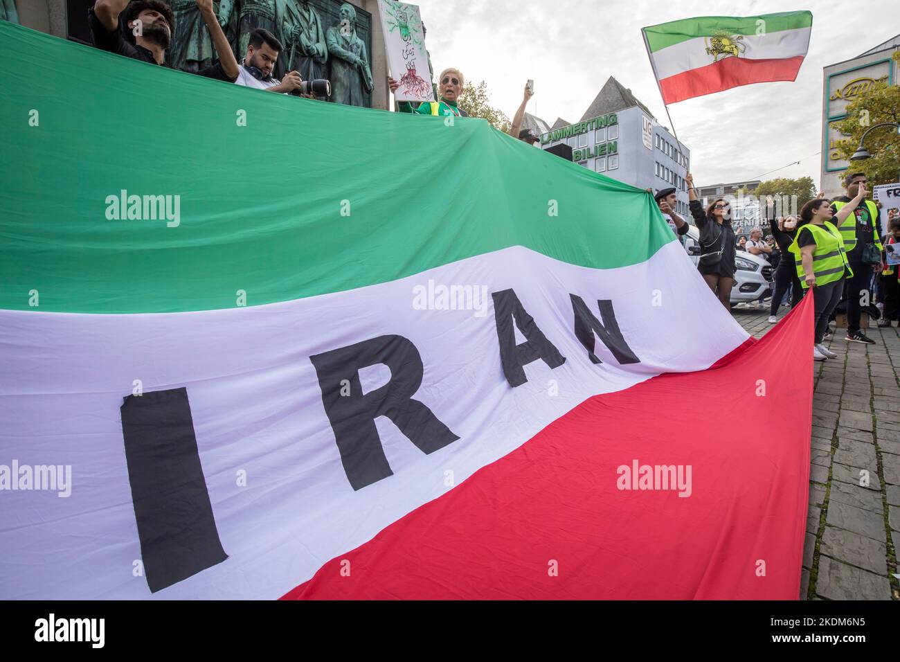 Demonstration und Kundgebung in Solidarität mit protestierenden Frauen ...