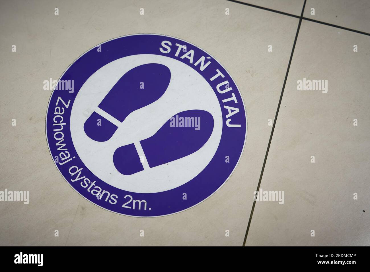 Aufkleber auf dem Boden eines Einkaufszentrums in Polen mit den Worten ...