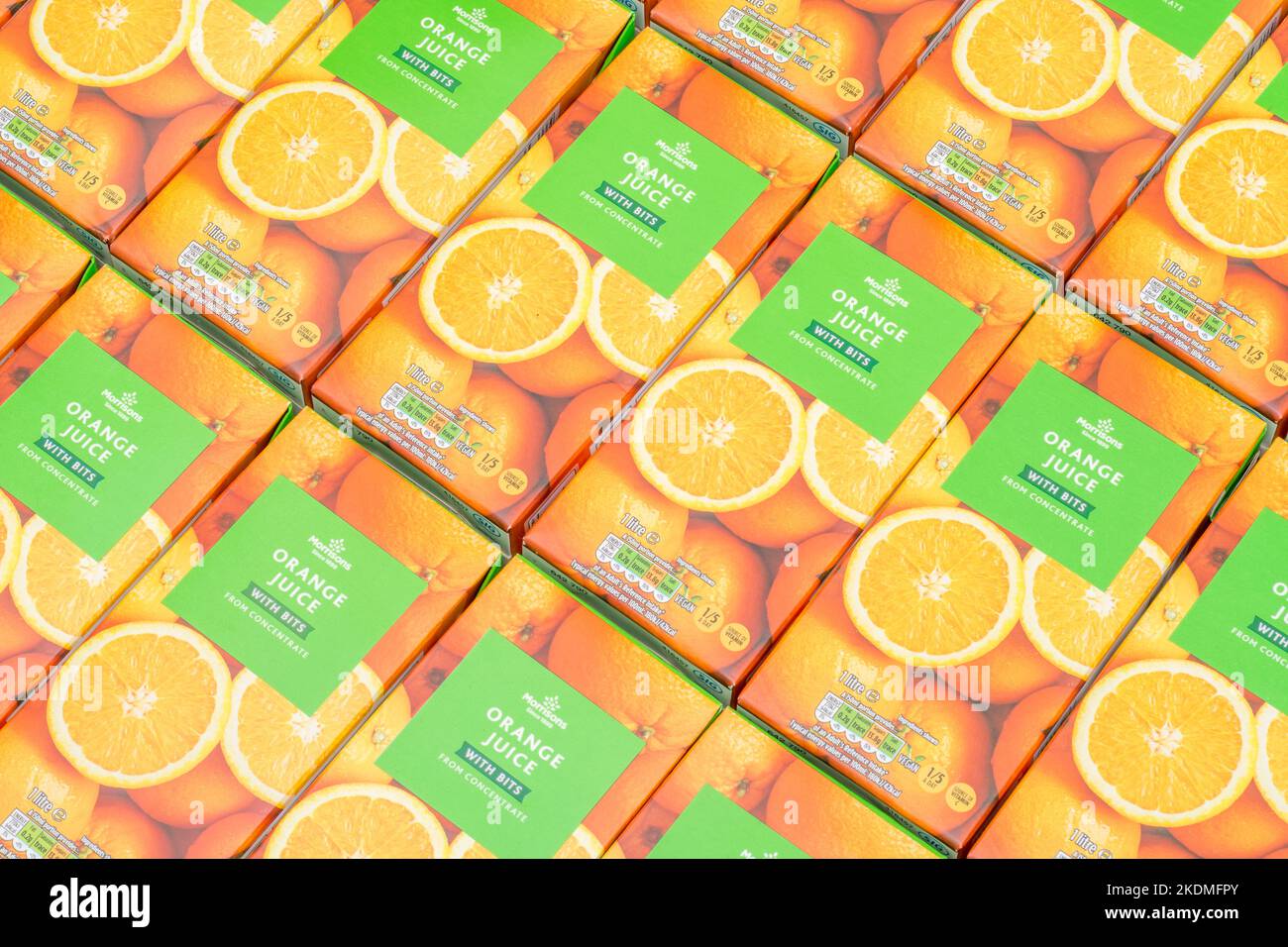 Morrisons Orangensaftkartons und Etikettierung: Zeigt den Zucker ...