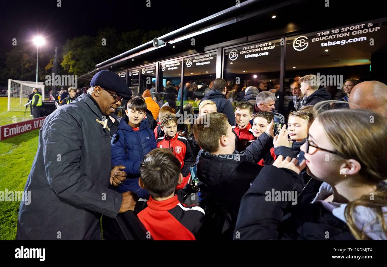 ITV-Sportpundit Ian Wright mit den Fans während des ersten Runden ...