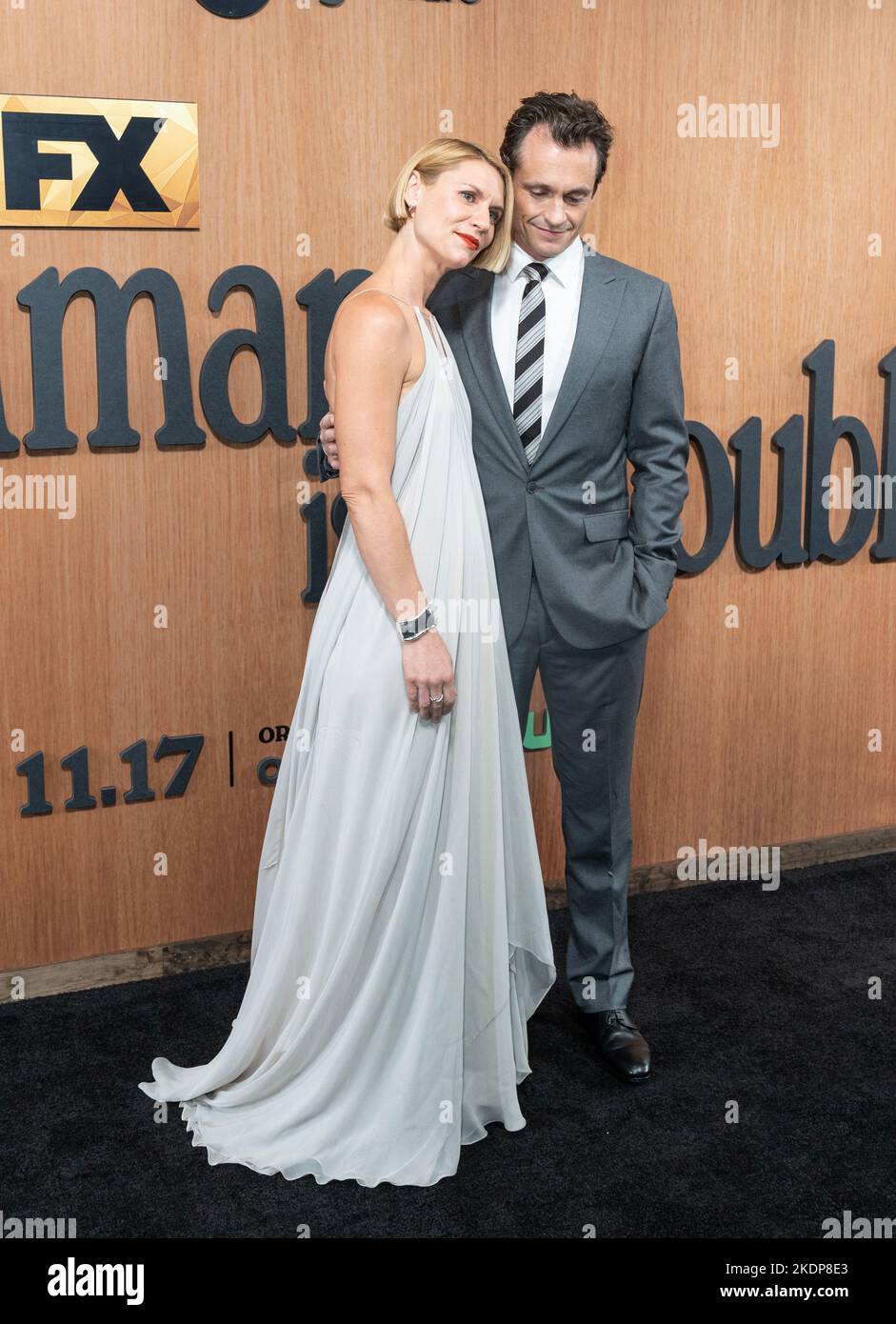 Claire Danes trägt das Kleid von Zac Pozen und Hugh Dancy bei Hulu FX’s ...