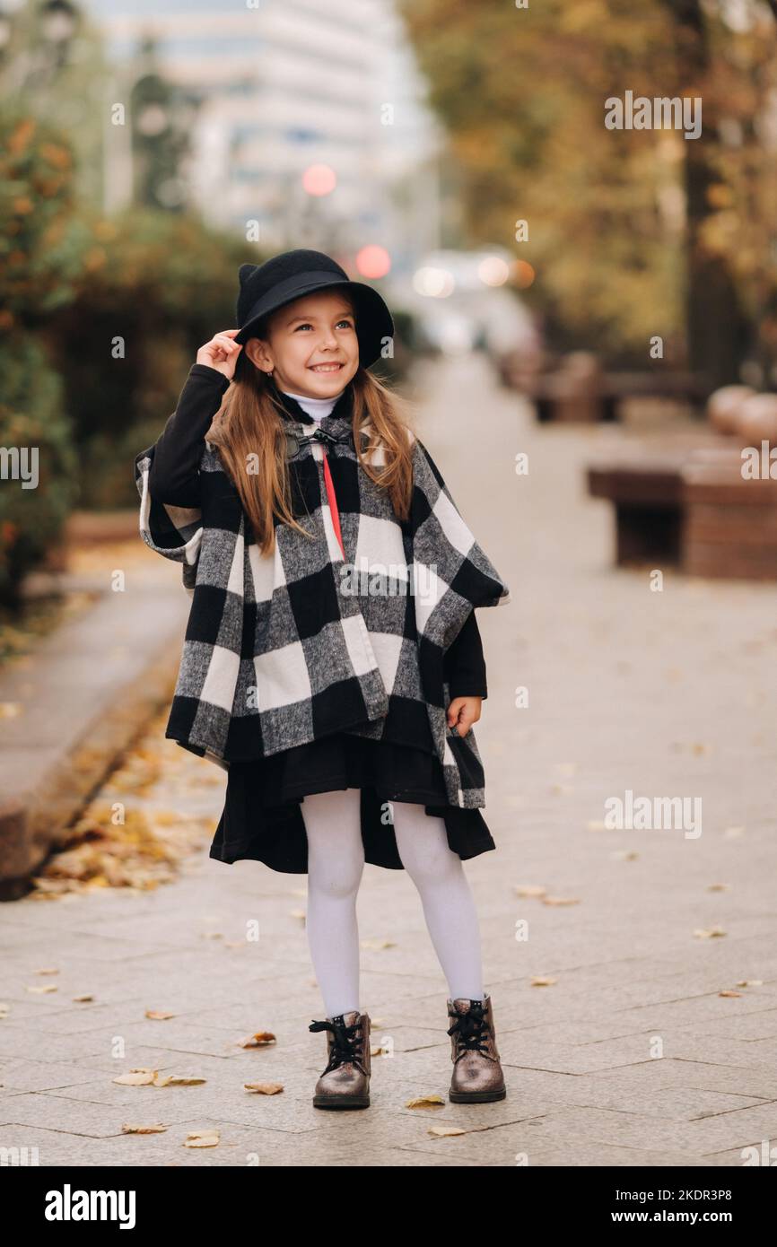 Herbstspaziergang durch die stadt -Fotos und -Bildmaterial in hoher ...